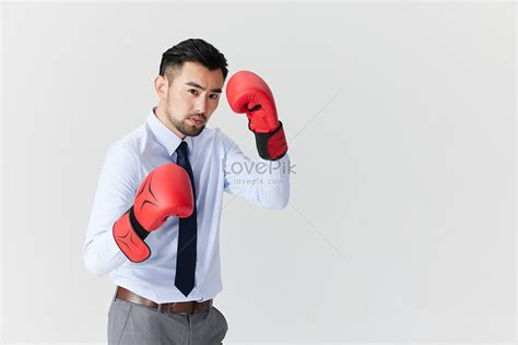 권투 장갑을 끼고 비즈니스 남자 사진 무료 다운로드 Lovepik