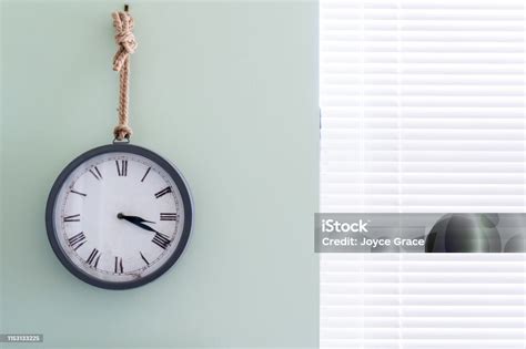 로마 숫자를 사용 하 여 오후 3을 가리키는 아날로그 형태의 홈 오피스에서 해상 소박한 디자인의 벽 시계 20에 대한 스톡 사진 및 기타 이미지 Istock