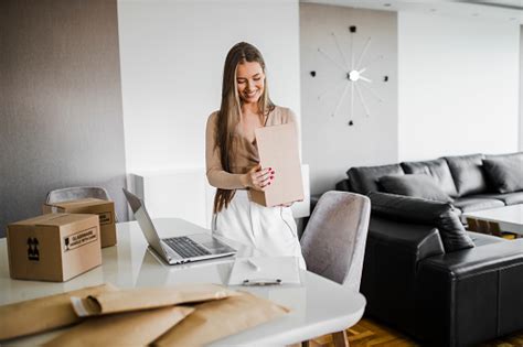 그녀는 작은 온라인 상점의 소유자입니다 배달을 위한 주문 및 포장 상자 수령 가정 생활에 대한 스톡 사진 및 기타 이미지 가정 생활 거실 기업가 Istock