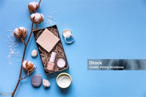 뷰티 기프트 박스 스파 릴렉스 살롱 데이 플랫레이 와 점토 바다 소금 크림 비누 면 꽃 0명에 대한 스톡 사진 및 기타 이미지 Istock