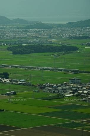 東海道新幹線 京都米原の田園地帯を走るN700Aの写真素材 FYI05135140 ストックフォトの Qlean Marketキュ