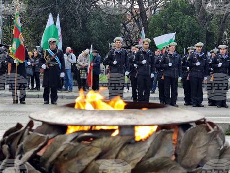 С поднасяне на венци и цветя пред паметника портал на Осми приморски полк във Варна беше