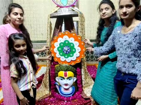 Under The Tricolor Rakhi Tied To Baba Baijnath Mahadev Did A Beautiful Makeup आजादी का अमृत