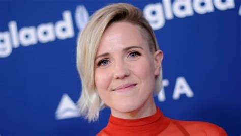 Hannah Hart Body Measurements Height Weight Bra Size Shoe Size