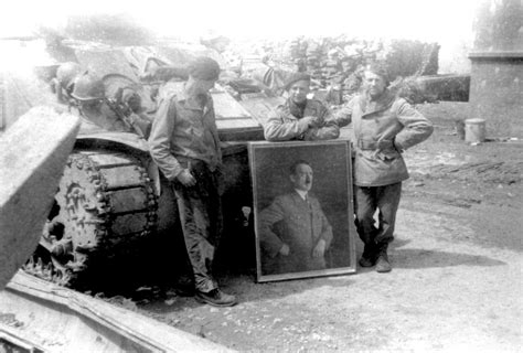 Французские танкисты у танка М4 «Шерман «lena Ii с портретом А Гитлера в Оберзальцберге