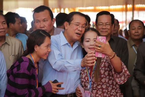 សម្តេចតេជោ ហ៊ុន សែន អញ្ជើញពិសារអាហារសាមគ្គីជាមួយកម្មករ កម្មការិនី នៅរោងចក្រ យី ដា ជិត ៤ពាន់នាក់