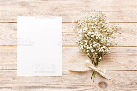 하얀 종이 목록과 꽃이 있는 결혼식 모형은 컬러 테이블 위에 평평하게 놓여 있다 빈 인사말 카드와 봉투 아름 다운 꽃 무늬입니다 플랫 레이 스타일 0명에 대한 스톡 사진 및