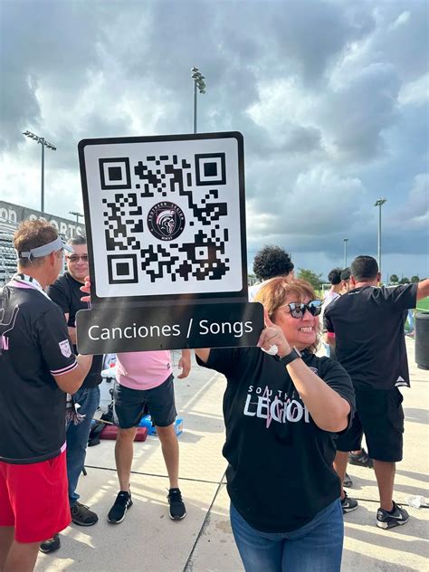 Un partido del Inter Miami con su hinchada carteles con códigos QR tailgate party y cómo se