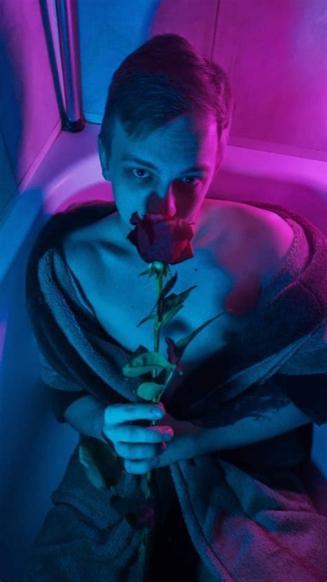 Создать мем девушка в ванне дима элион ванна с розами Картинки Meme