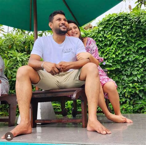 ආදරේ වැඩිකමට එයාට ටිකක් ලැජ්ජා හිතුනා ද මන්දා සුරූපී නිළි රුවංගි
