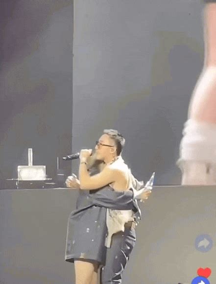 Fan Nữ Vượt Rào Chạy Lên Sân Khấu ôm Sơn Tùng M Tp Và Cái Kết được Tặng Món Quà Hơn 170 Triệu