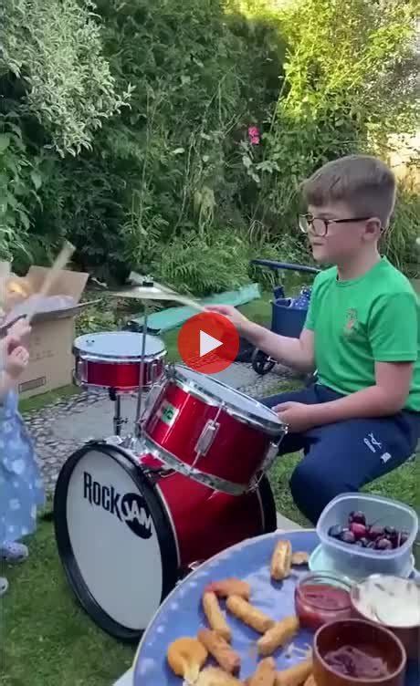 드럼을 선물 받고 즐겁게 연주하는 아이들을 보는 유머움짤이슈 에펨코리아