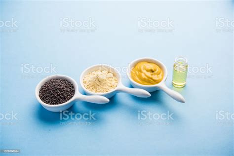 라이 또는 원시 겨자 소스 파우더와 무디 배경 위에 기름 선택적 초점 가루로 빻은에 대한 스톡 사진 및 기타 이미지 가루로