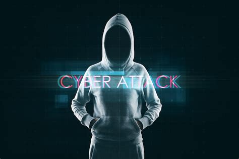 Concepto De Malware Con Signo De Ciberataque Digital Sobre Fondo Oscuro Con Persona Sin Rostro