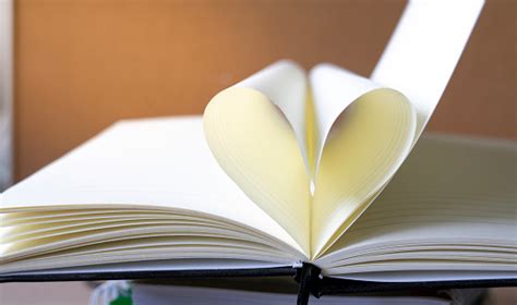 텍스트 복사 공간 배경으로 책 스택에 종이 책에서 심장 모양을 닫습니다 감정에 대한 스톡 사진 및 기타 이미지 감정 개념 개념과 주제 Istock