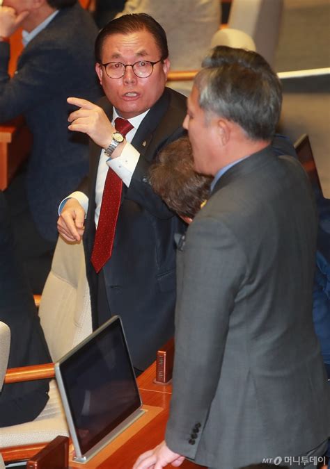 [사진]난동 부리는 이채익 자유한국당 의원