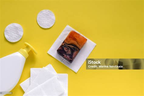 액체 비누의 플라스틱 디스펜서 글리세린 비누 바 면봉 및 노란색 배경에 종이 물티슈 위생 미용 및 바디 스킨 케어 개념 평면도 평평한 위치 공간을 복사합니다 0명에 대한