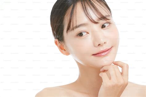 젊은 아시아 여성과 하얀 배경과 스트로보 조명의 아름다운 초상화 사진 Unsplash의 발리 페이셜 트리트먼트 이미지