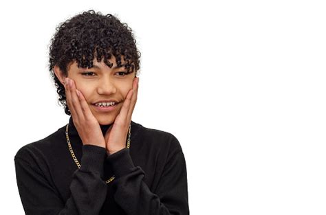 흰색 배경에 고립 된 놀라움과 충격의 얼굴로 멀리 바라 보는 행복한 십대 소년의 초상화 14 15 살에 대한 스톡 사진 및 기타 이미지 14 15 살 Z세대 곱슬