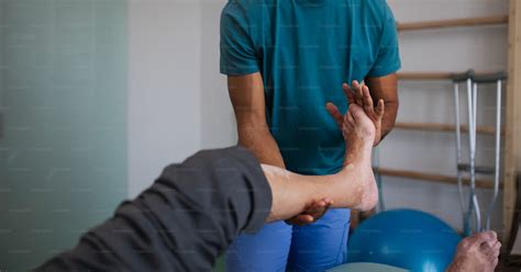 물리 치료사가 물리 실에서 노인 환자의 다리로 운동하는 클로즈업 사진 Unsplash의 발목 이미지