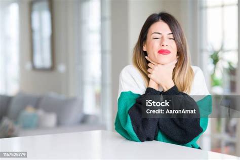 젊은 아름 다운 여자 집에서 겨울 스웨터를 입고 외치고 질식 때문에 고통 스러운 목졸림 건강 문제 질식 과 자살 개념 갈색 머리에 대한 스톡 사진 및 기타 이미지 Istock