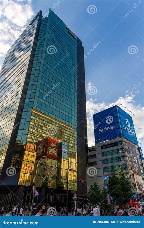 Lojistas E Turistas Superam O Colorido Distrito De Akihabara Em Tokyo