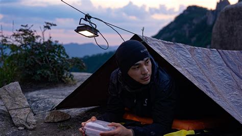 산 능선 바위 위에서 홀로 텐트 없이 하룻밤 솔로캠핑 Youtube