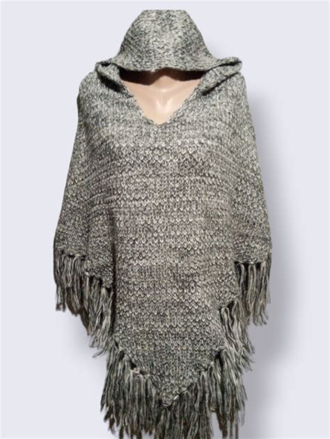 Вязане пончо з капюшоном — ціна 240 грн у каталозі Пончо Купити жіночі речі за доступною ціною