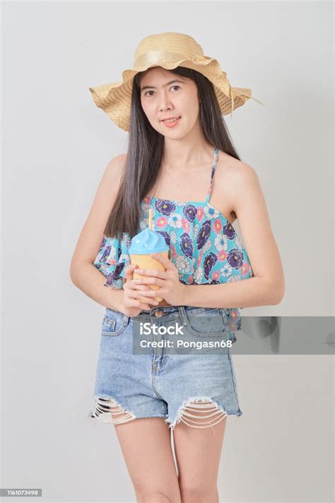 흰색 배경에 여름에 모자를 쓰고 웃는 매력적인 여성의 초상화 30 34세에 대한 스톡 사진 및 기타 이미지 30 34세 과일 주스 관능 Istock