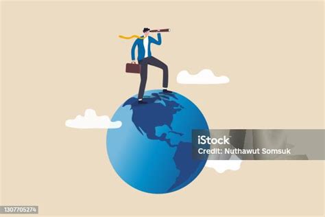 세계화 글로벌 비즈니스 비전 세계 경제 또는 비즈니스 기회 개념 세계에 서있는 똑똑한 사업가 망원경을 사용하여 비전이나 미래의