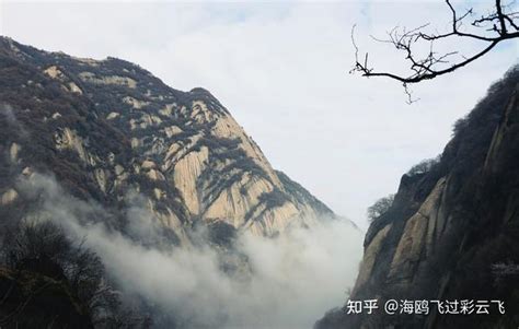 《终南山》 唐 王维 太乙近天都，连山接海隅。 白云回望合，青霭入看无。 分野中峰变，阴晴众壑殊。 欲投人处宿，隔水问樵夫。 知乎
