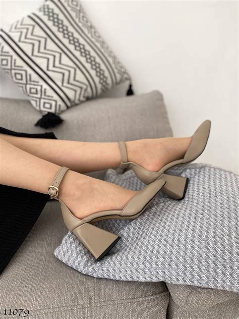 Купити Туфлі жіночі на каблуку з натуральної шкіри бежеві мокко з гострим носиком з поясом 39 40