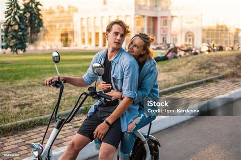 여름 동안 전기 자전거를 운전 하는 사랑 스러운 젊은 부부 개념에 대한 스톡 사진 및 기타 이미지 개념 낮 데이트 Istock