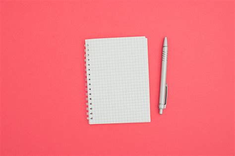 Office A6 노트북 와이어 바인딩은 빈 템플릿 디자인 아이디어를 모의 파스텔 핑크 배경에 대한 회색 볼펜 모형 메시지 레이