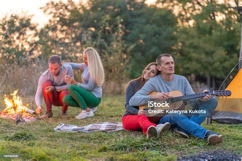 기타와 행복한 친구의 그룹 야외에서 재미 모닥불과 관광 텐트 근처 캠핑 재미 행복한 가족 관광에 대한 스톡 사진 및 기타 이미지 Istock