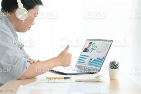 젊은 아시아 남자 화상 콜 컨퍼런스 집에서 비즈니스 동료와 온라인 원격 회의 가정 개념에서 사업가 작업 25 29세에 대한 스톡