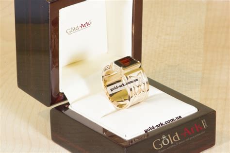 Эксклюзивный золотой мужской перстень с красным камнем Викинг печатка увесистая Изготовление