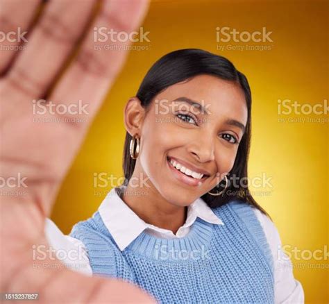 셀카 미소 그리고 행복 자신감 화장품을 위한 스튜디오에 있는 인도 여성의 초상화 모형 패션 화장을 한 소녀의 얼굴 트렌디한 옷