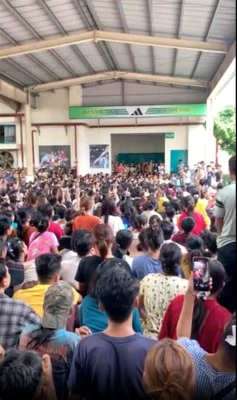 Mizzima ဓာတ်ပုံ ရန်ကုန်၊ လှိုင်သာယာမြို့နယ်က ချန်းရိဖိနပ်စက်ရုံတွင် ယနေ့ မေလ ၁၉ ရက် နံနက