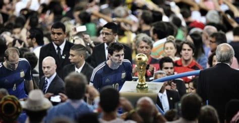 【世界杯名场面】2014年世界杯，梅西凝视大力神杯腾讯新闻