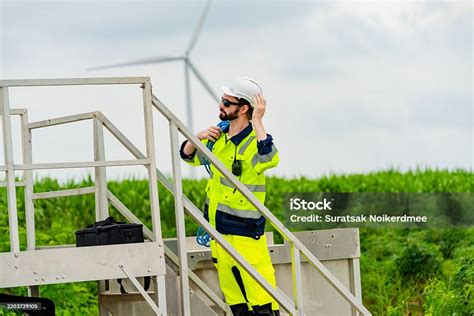 안전 장비를 착용한 작업자가 흐린 날 녹지에서 풍력 터빈 근처에서 유지 보수를 수행합니다 건설 산업에 대한 스톡 사진 및 기타 이미지 건설 산업 계획 공학 Istock