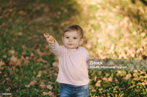 사랑스러운 어린 소녀는 10 월에 가게에서 산책 귀여운 10 개월 아기 산책 아름다운 행복한 소녀입니다 가을 분위기 10월에 대한 스톡 사진 및 기타 이미지 Istock