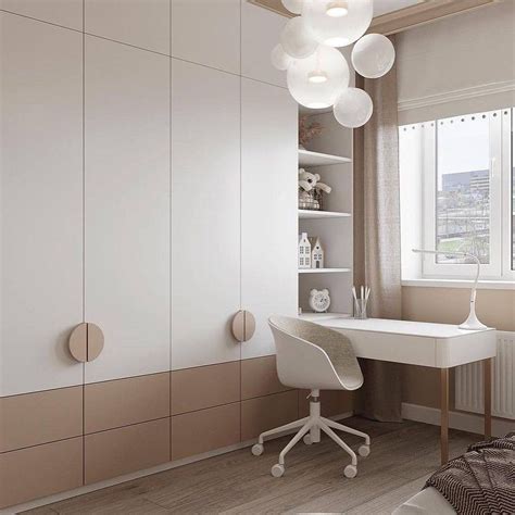 Белый письменный стол в детской комнате