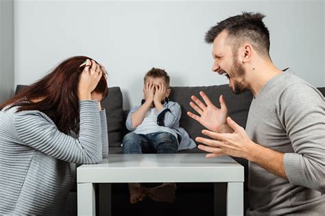 가족 싸움 Poma와 아빠는 그것을 좋아하지 않는 아들의 배경에 맹세 아이가 울고 가족 문제 아이의 정신 가정 폭력의 개념 가족에 대한 스톡 사진 및 기타 이미지 Istock