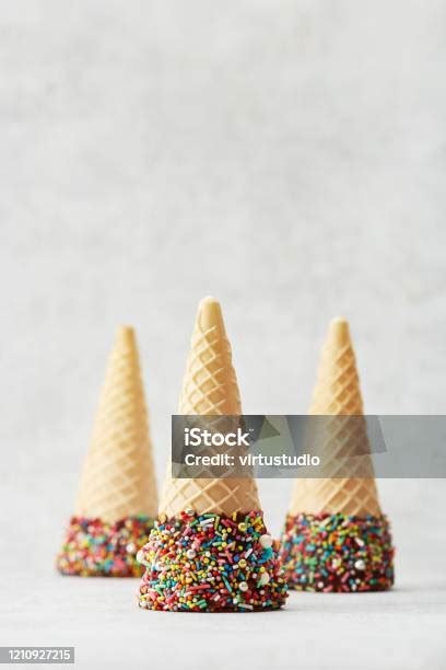초콜릿과 아이스크림 콘 다양한 회색 배경에 거꾸로 뿌려 복사 공간 아이스크림에 대한 스톡 사진 및 기타 이미지 아이스크림 0명 갈색 Istock