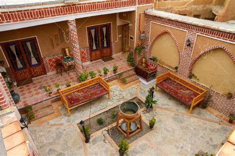 نمای دیوار حیاط سنتی اقامتگاه بومگردی با آجر سنتی آجر ترنج