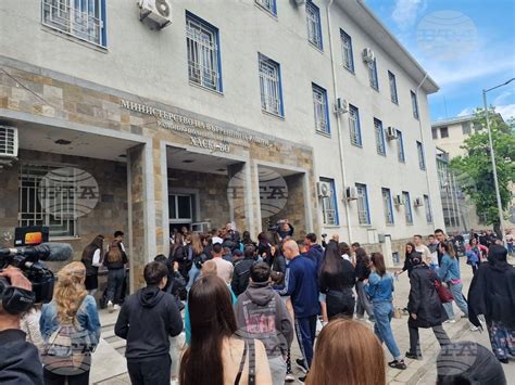 Жители на Хасково излязоха на протест пред полицията в града с искане за оставката на директора