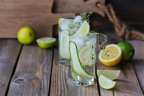 신선한 오이 칵테일을 잔에 담을 수 있습니다 나무 배경에 오이 라임 백리향과 얼음 조각 여름 칵테일 텍스트 복사 공간과 함께 모의 0명에 대한 스톡 사진 및 기타 이미지