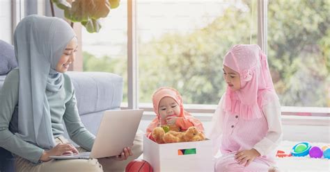노트북을 가지고 일하는 무슬림 어머니와 집에서 거실에서 장난감을 가지고 노는 귀여운 아기 사진 Unsplash의 태국 이미지