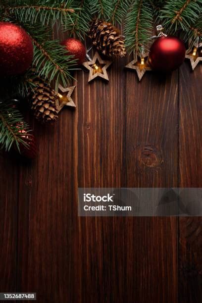 어두운 나무 판에 전나무 가지 콘 빨간 Baubles 및 별 모양 조명크리스마스 배경 맨 위 보기입니다 공간을 복사합니다 Xmas 장식 크리스마스에 대한 스톡 사진 및 기타